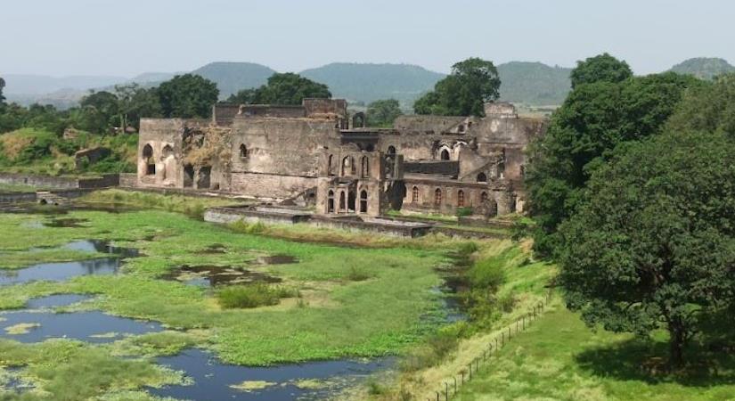 Jahaz Mahal Mandu - Discover India