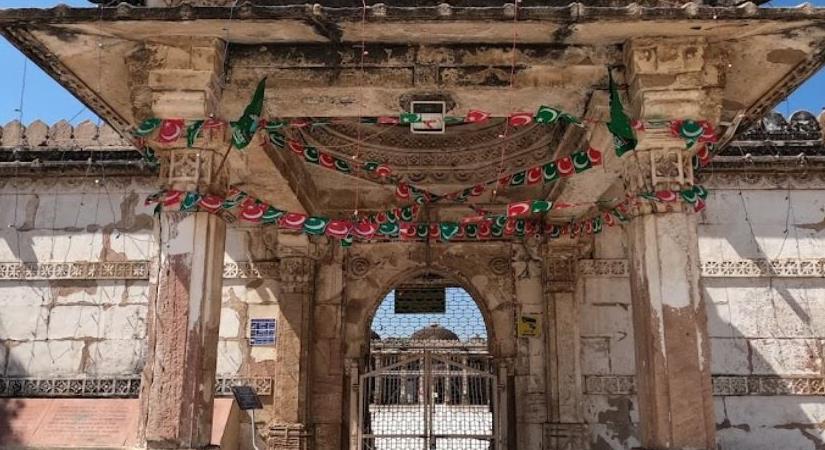 Sarkhej Roza - Discover India