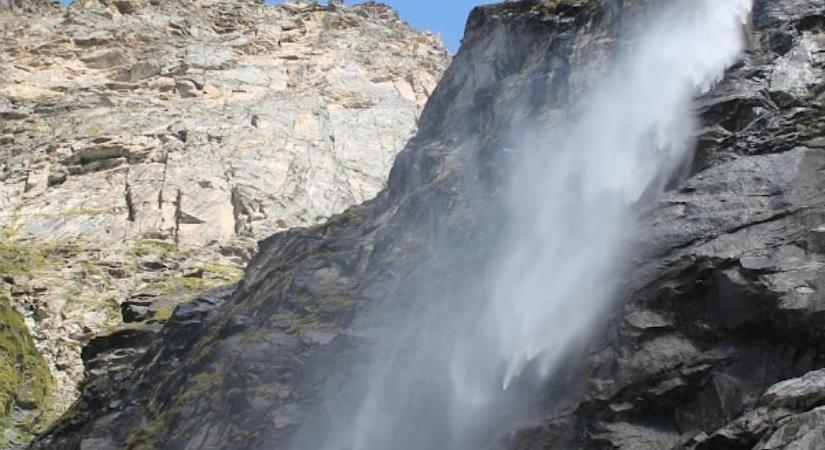 Vasudhara Falls - Discover India